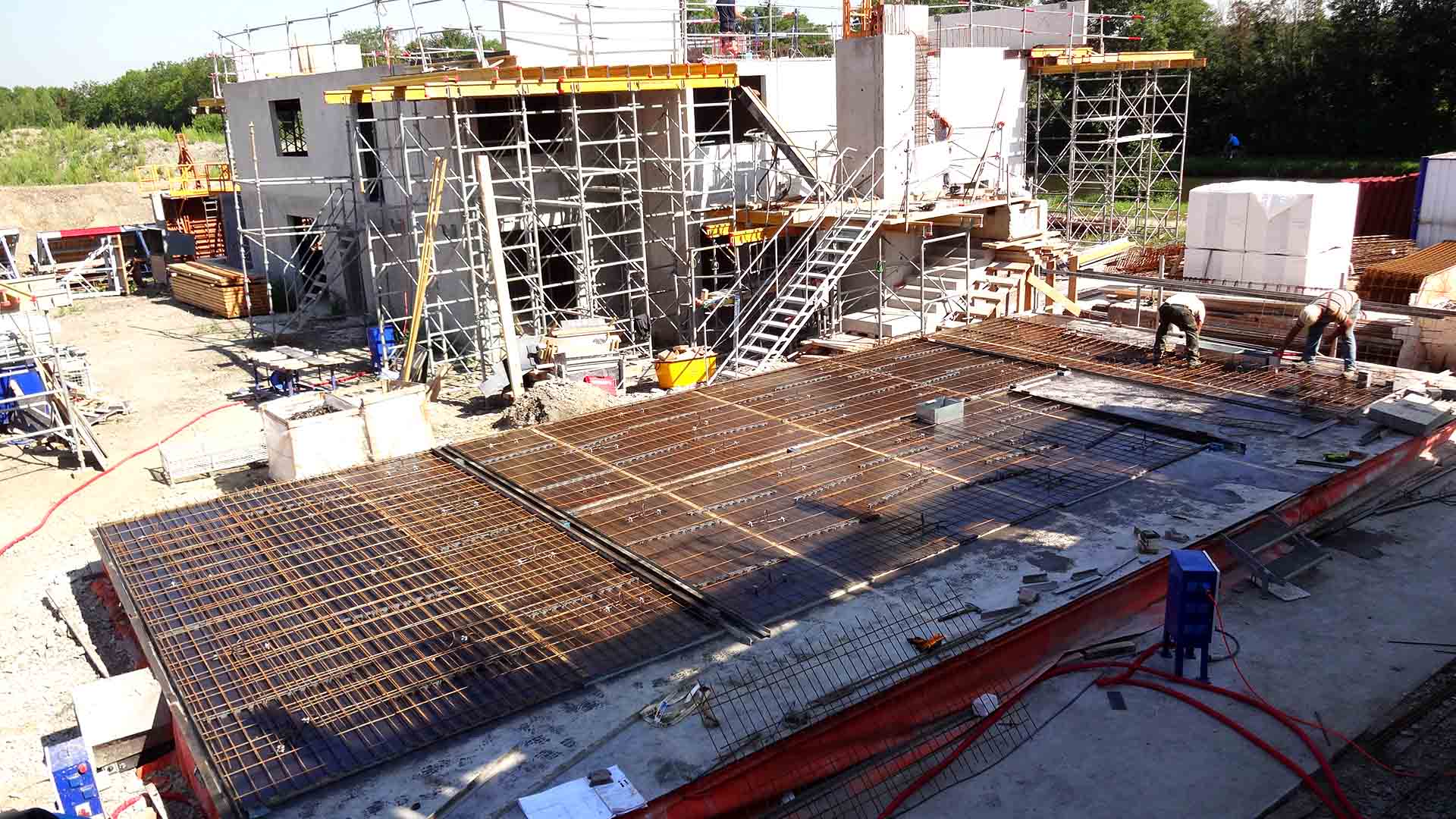 Pose de prédalles en béton armé par T.P.R.C. (Saint-Laurent-du-Var…)